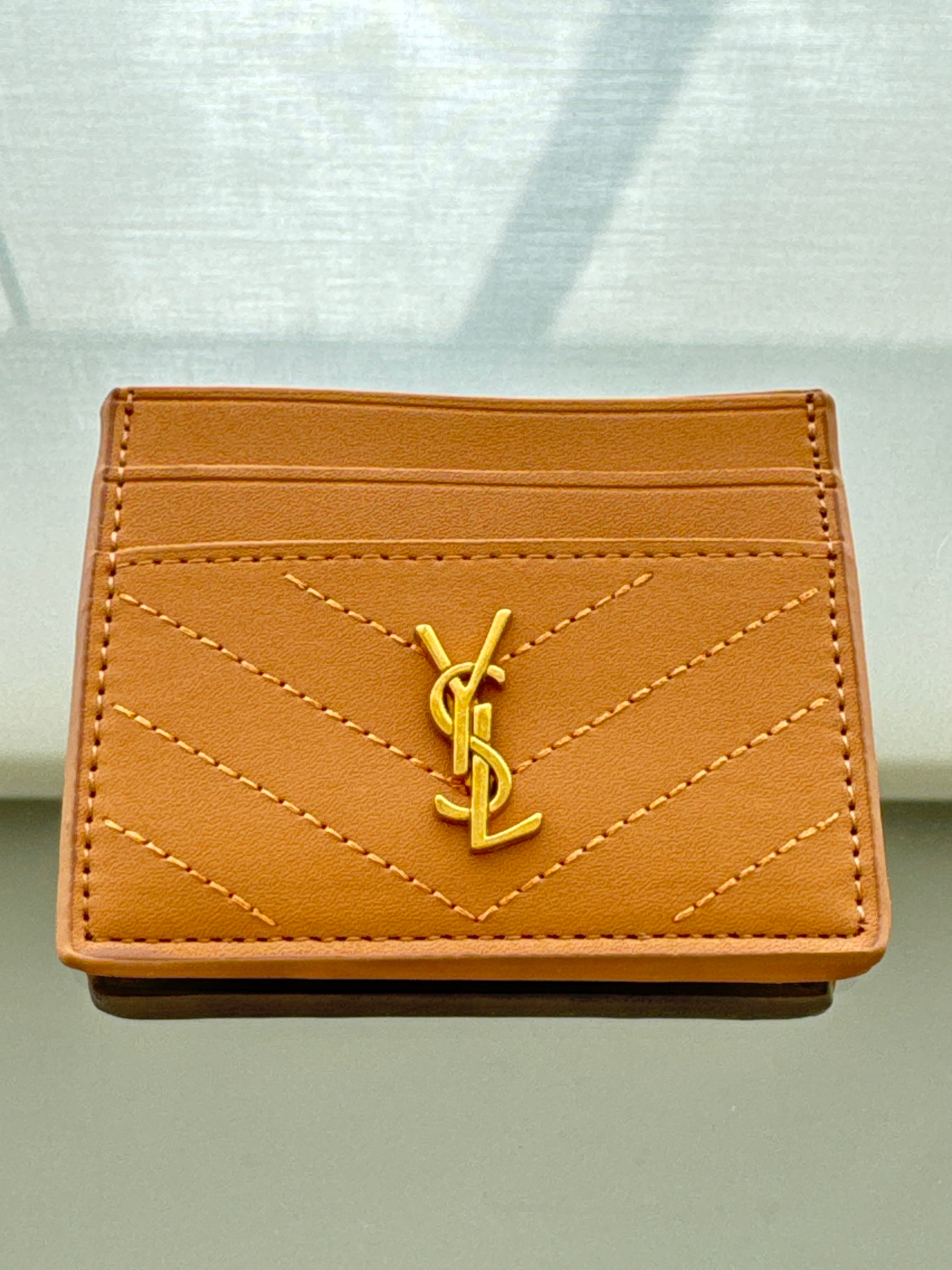 TARJETERO BEIGE YSL – VESTIDOS UNIQUE
